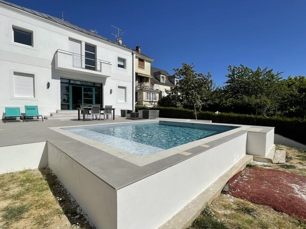 Choisir une piscine enterrée en béton ? - Avantages de la piscine